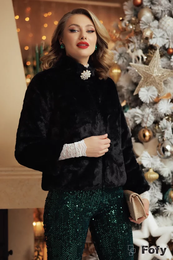 Capa dama eleganta din blana ecologica neagra cu brosa maxi din perle ...