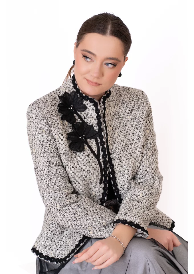 Sacou din tweed silver cream cu detalii florale pe partea dreapta